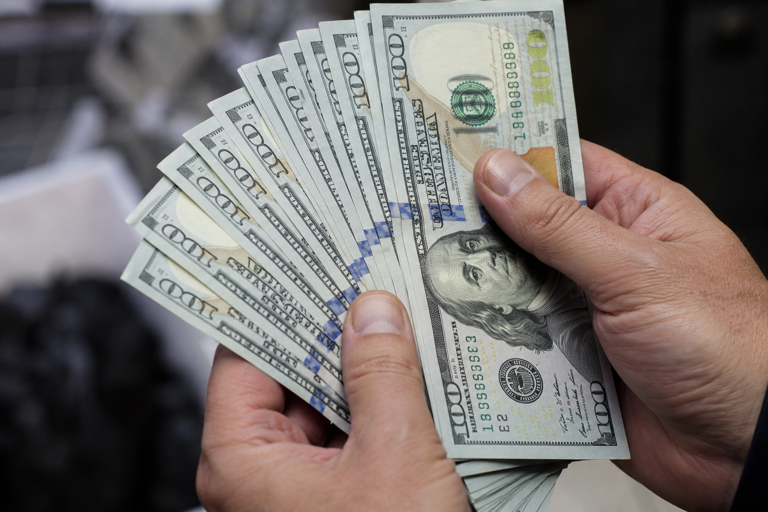 Dollar index edges lower as traders focus on US labour market signals
