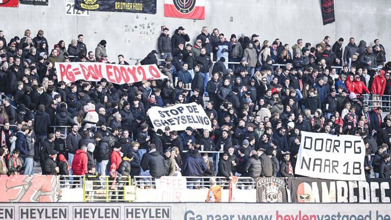 Plopsa buiten: supporters hangen spandoek op aan Bosuilstadion tegen ...