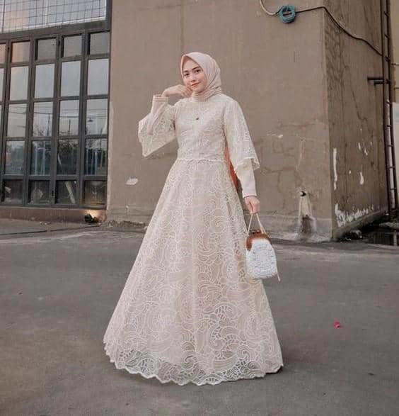 10 model long dress brokat untuk pesta, anggun dan elegan!