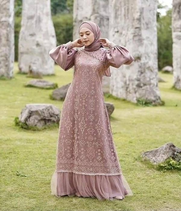 10 model long dress brokat untuk pesta, anggun dan elegan!