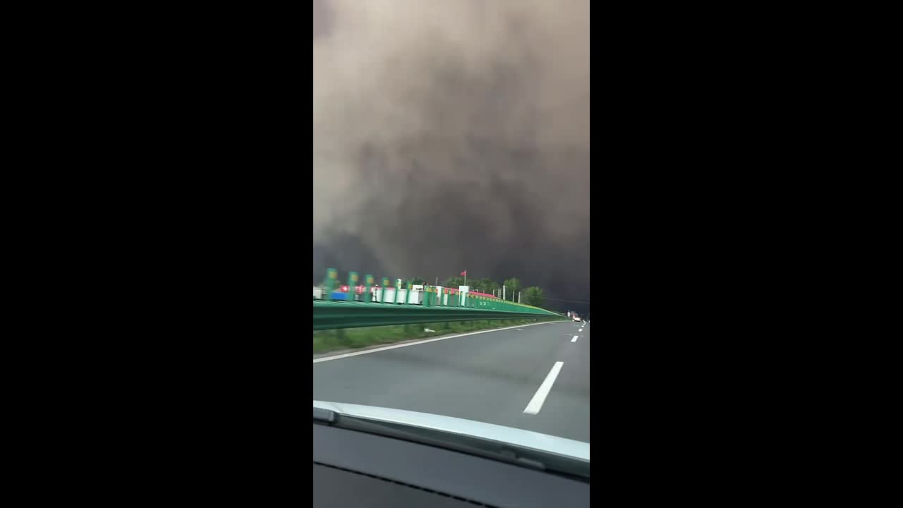 Drivers encounter massive dust storm and darkness on highway in Harbin ...