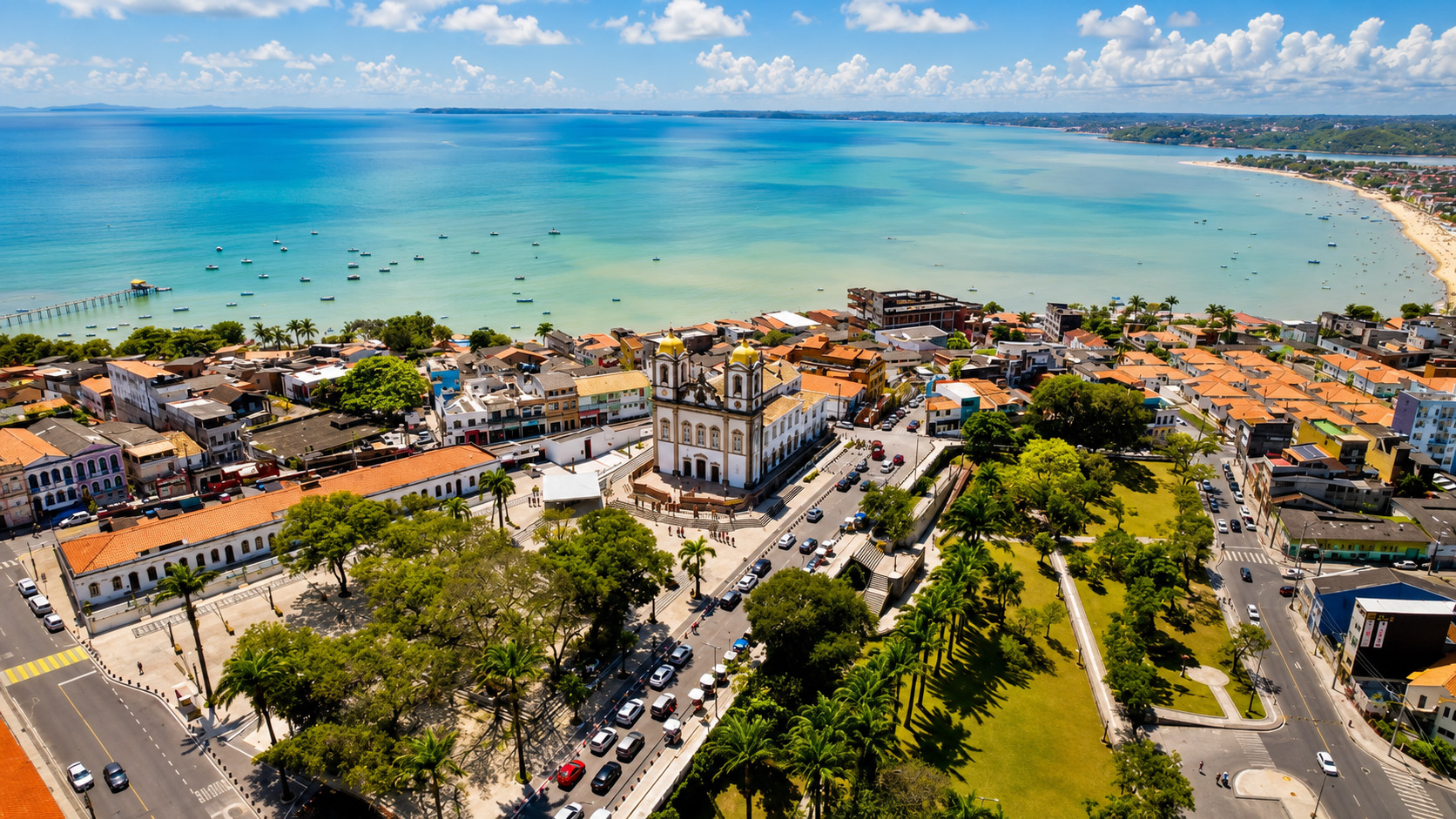 Salvador's kleurrijke kuststad boven de Atlantische Oceaan