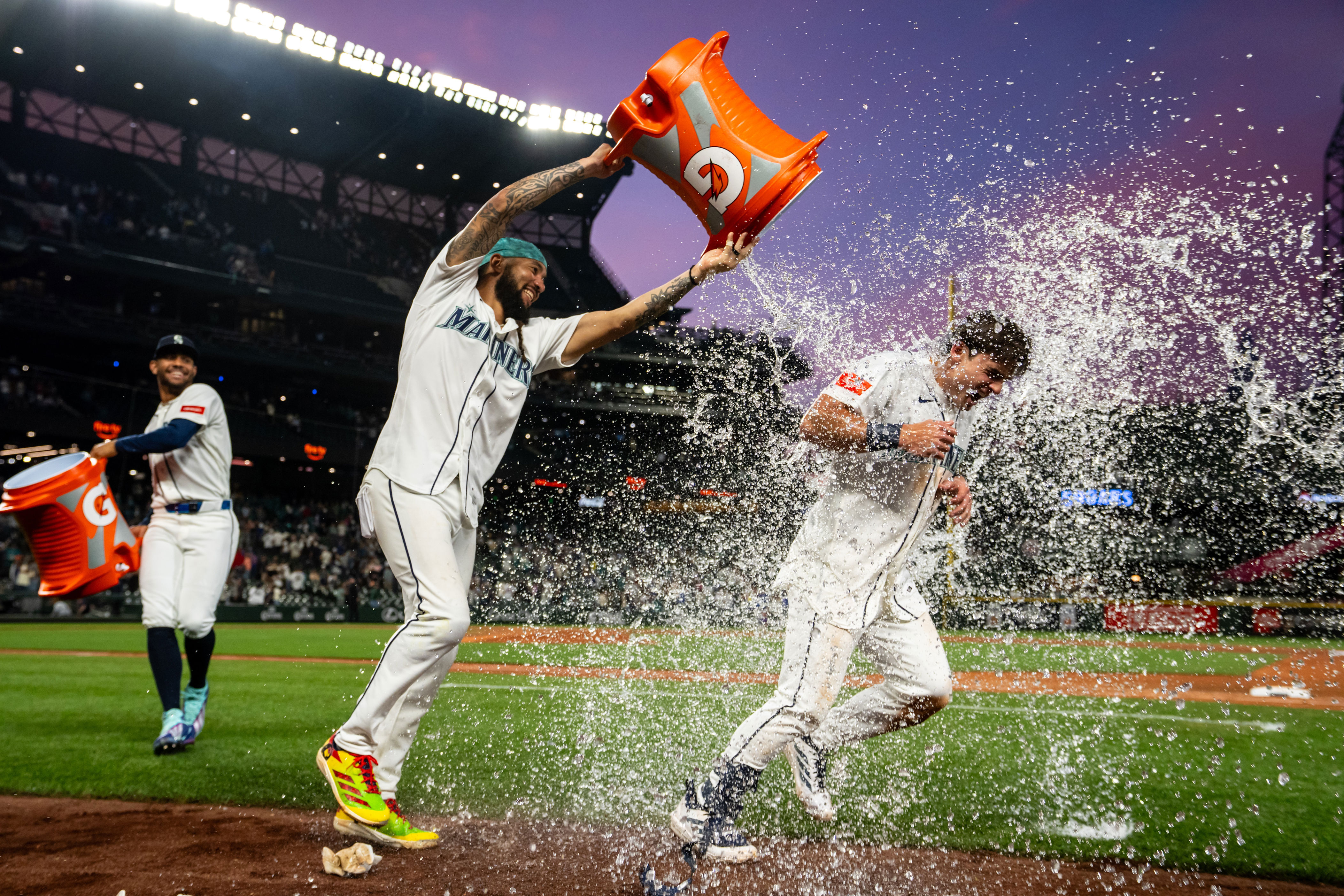 Cole Young’s single in 10th gives streaking Mariners another walk-off ...