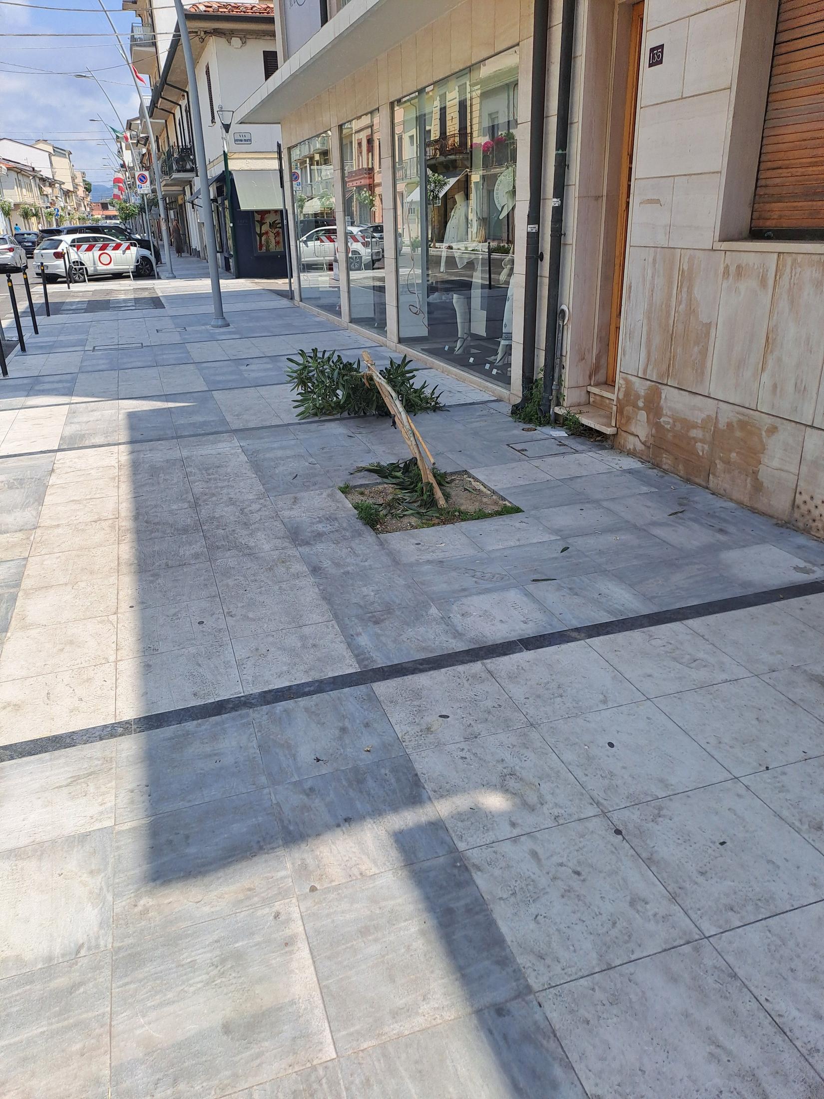 Maxi buca nella nuova via Mazzini: "Rattoppata" con una lamiera