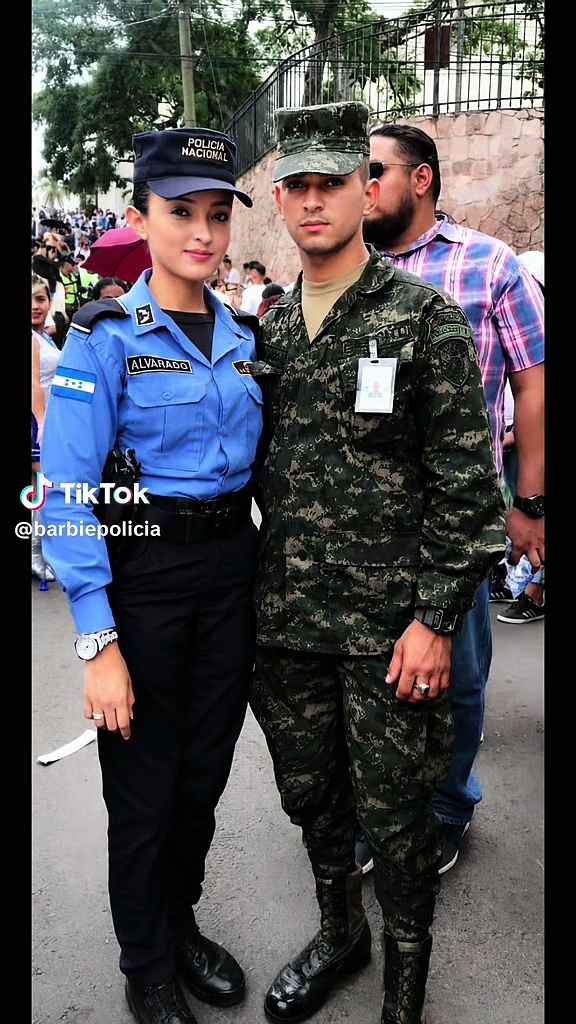 La Barbie policía comparte fotos de su boda