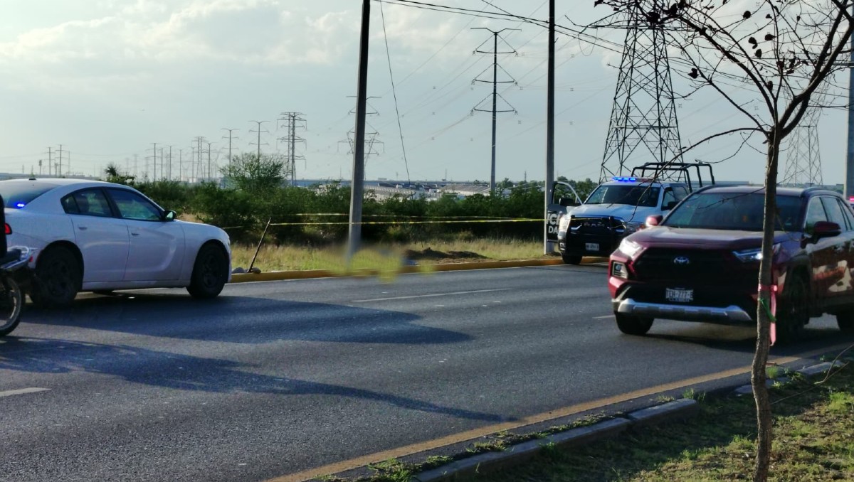 Fallece hombre cuando caminaba sobre autopista al aeropuerto en Apodaca