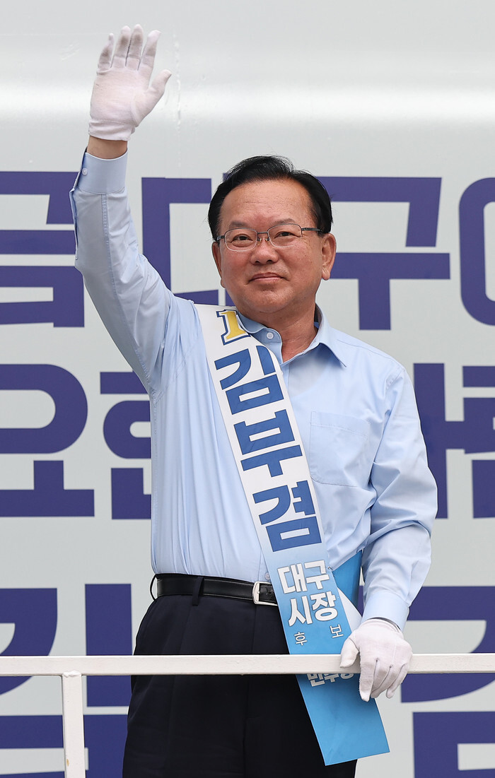 Campaigning on eve of local elections