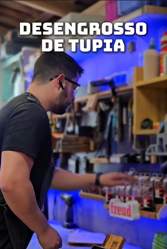 Desengrosso com tupia: acerto de madeira de fibra de topo