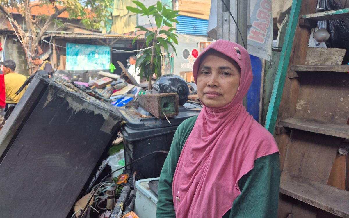 Wanita tangguh! Cerita Siti Khotijah angkat air lawan api kebakaran ...