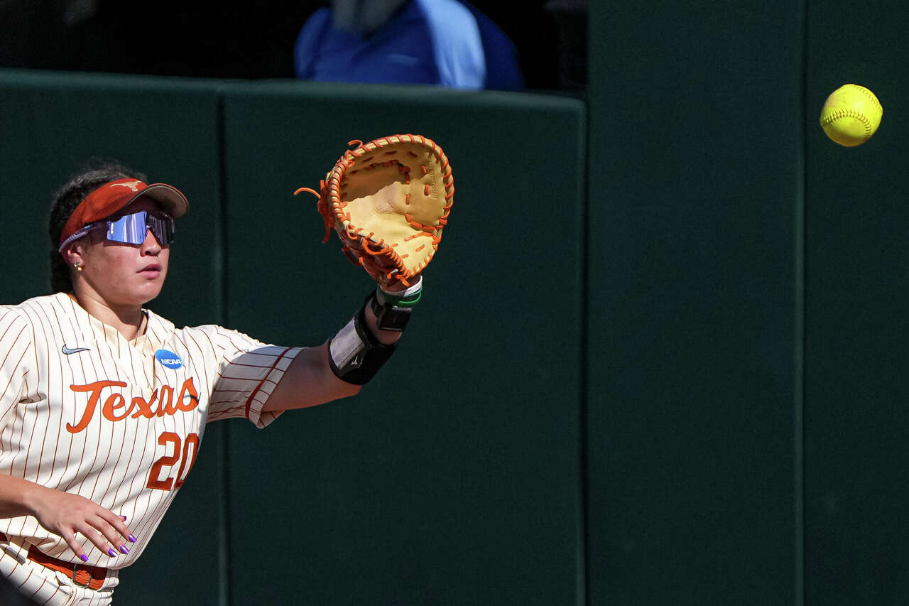 Texas vs Tennessee: Katie Stewart OK after leaving game following ...