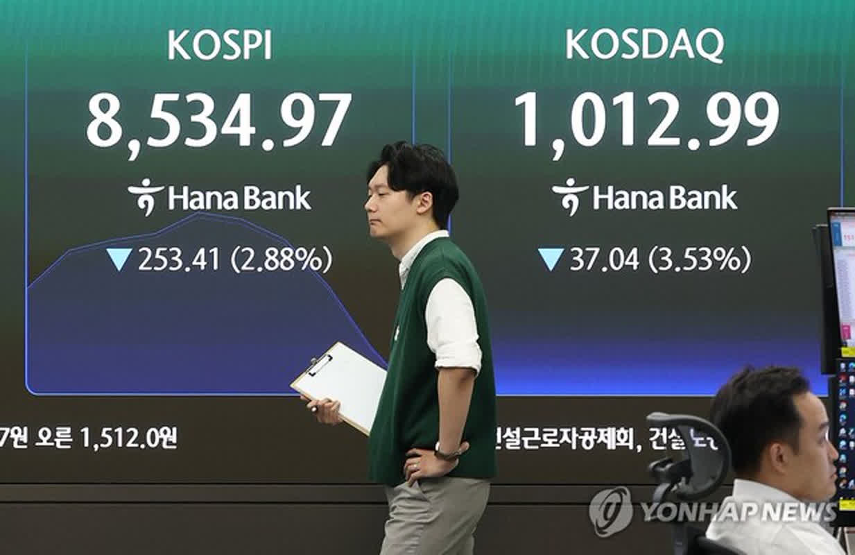 코스피, 사상 첫 8900선 넘기고 하락세... 높은 변동성