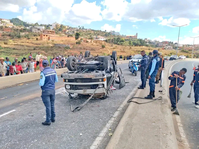 Rocade Iarivo - Deux morts dans l’embardée d’un minibus