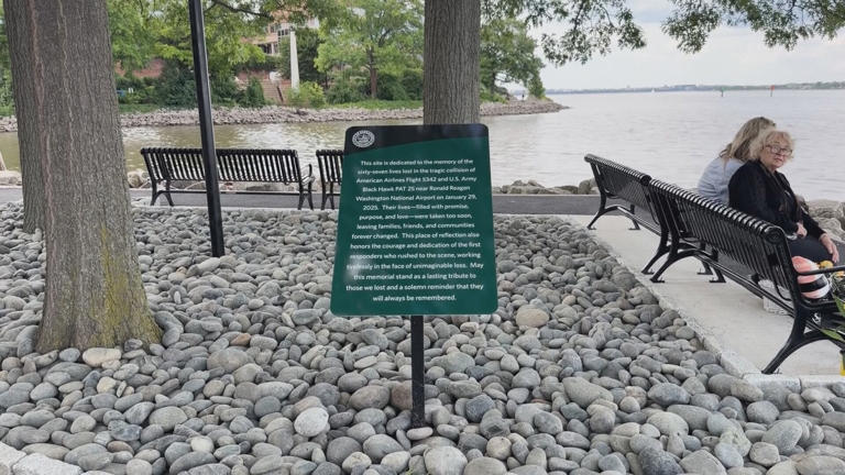 Flight 5342 memorial unveiled near crash site along Potomac River