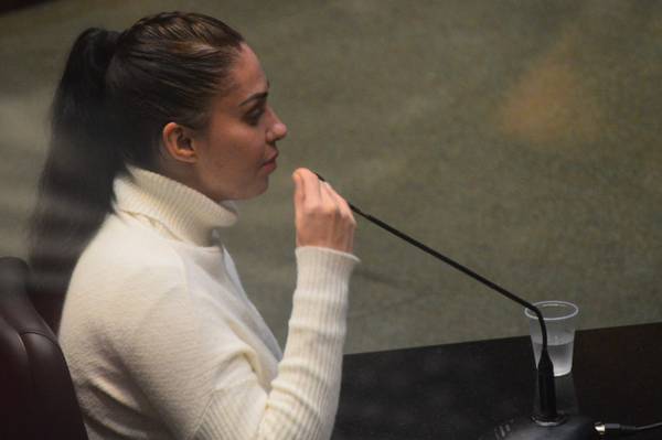 Em júri de Henry Borel, Monique Medeiros chora e relata agressões de ...