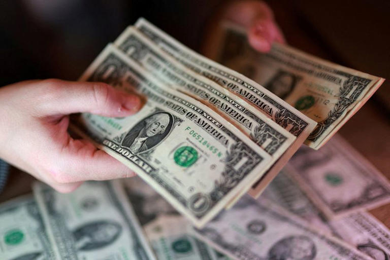 Dollar in tight range as traders eye Middle East peace talks