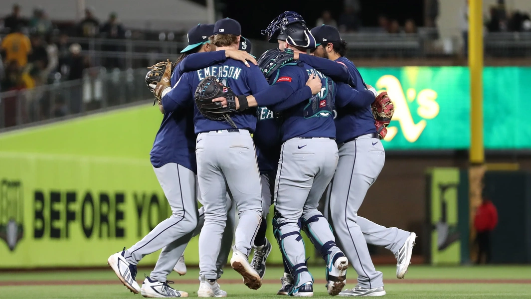 Mariners surge to AL West lead after six straight wins