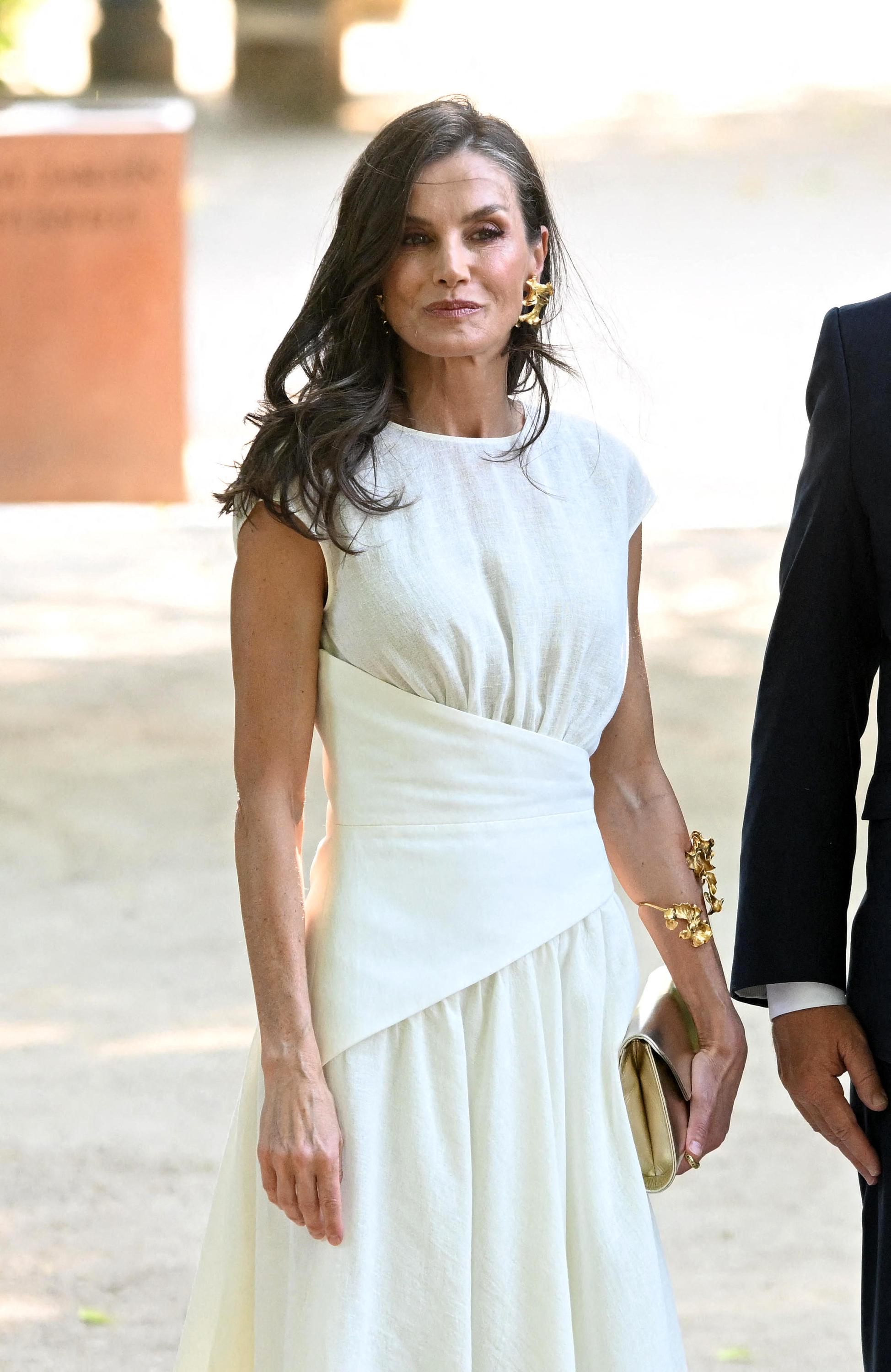 Sous la chaleur madrilène, le duel de style de Letizia d’Espagne et ...