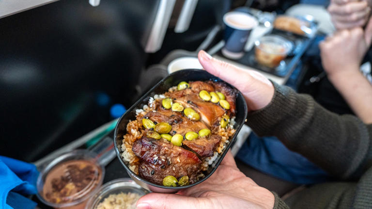 12 foods people wish you would stop eating on a flight