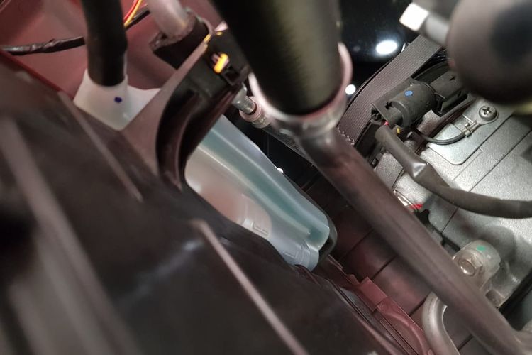 Begini solusi mudah saat tabung reservoir radiator mobil bekas bocor