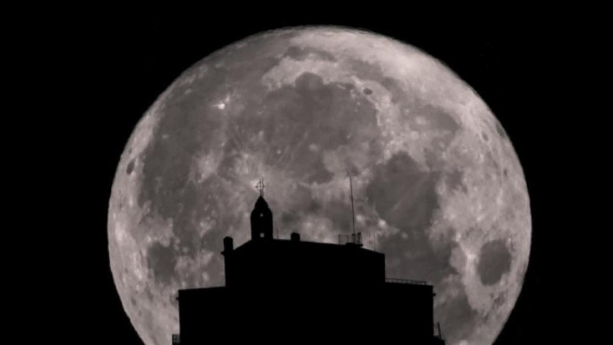 La gran luna de la ermita de Sant Ramon