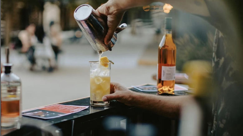 10 spots in Nashville for the best happy hour cocktails