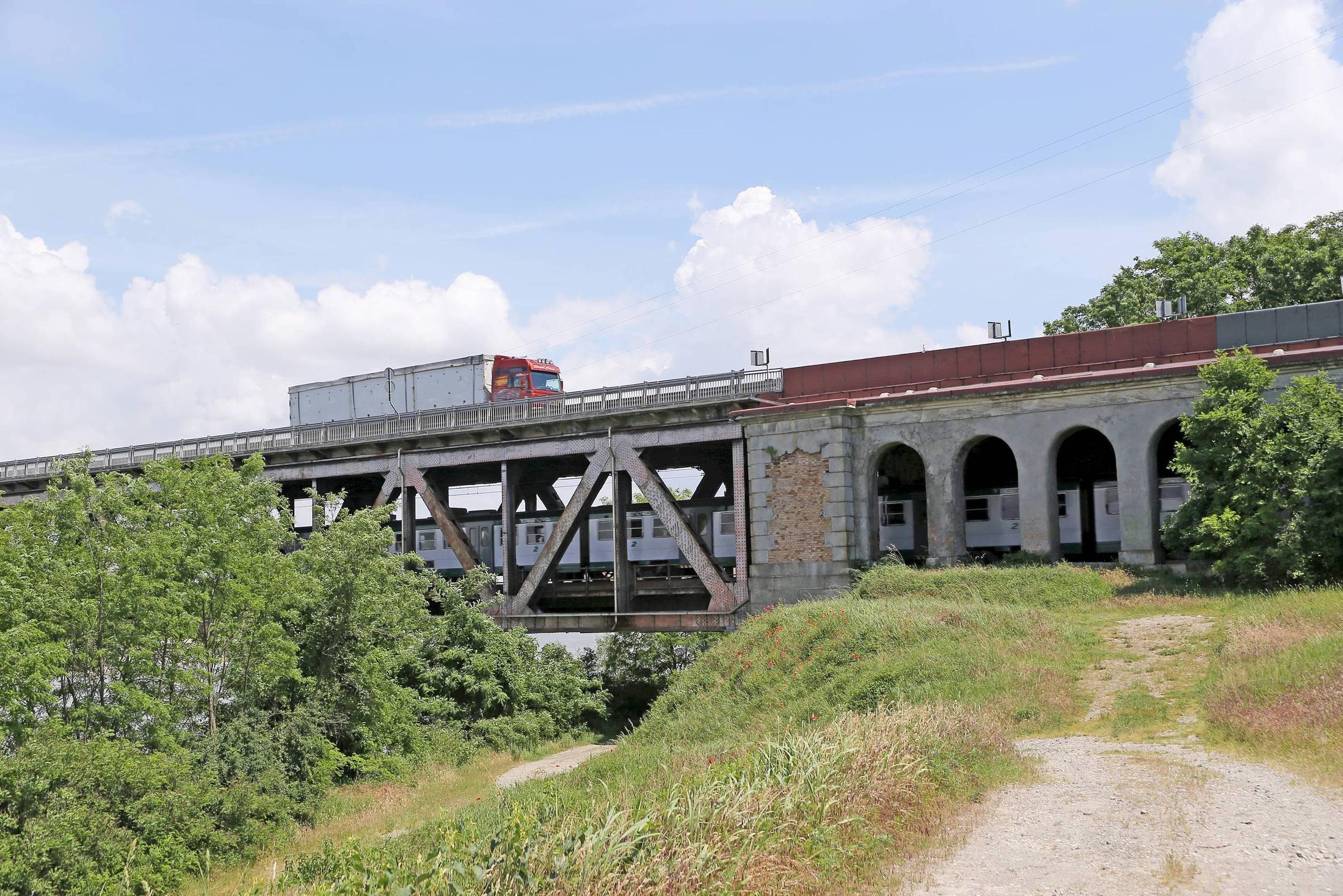 Lavori al ponte sul fiume Po. Estate difficile sui treni della linea ...