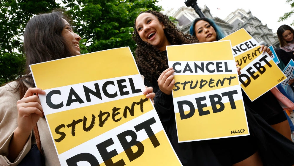 Public doubt in degrees rises as MPs probe student loans
