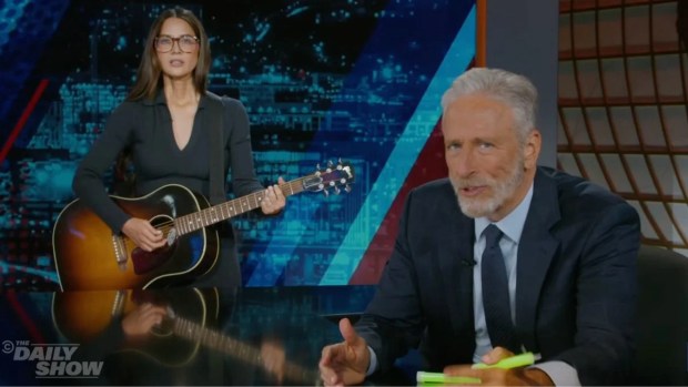 Olivia Munn returns to 'The Daily Show,' gives Jon Stewart the farewell ...
