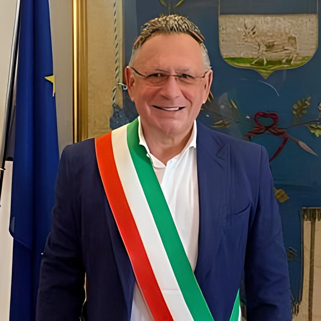 Via le auto dal cuore di Praticello. La piazza sarà uno spazio verde