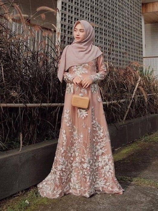 10 model long dress brokat untuk pesta, anggun dan elegan!