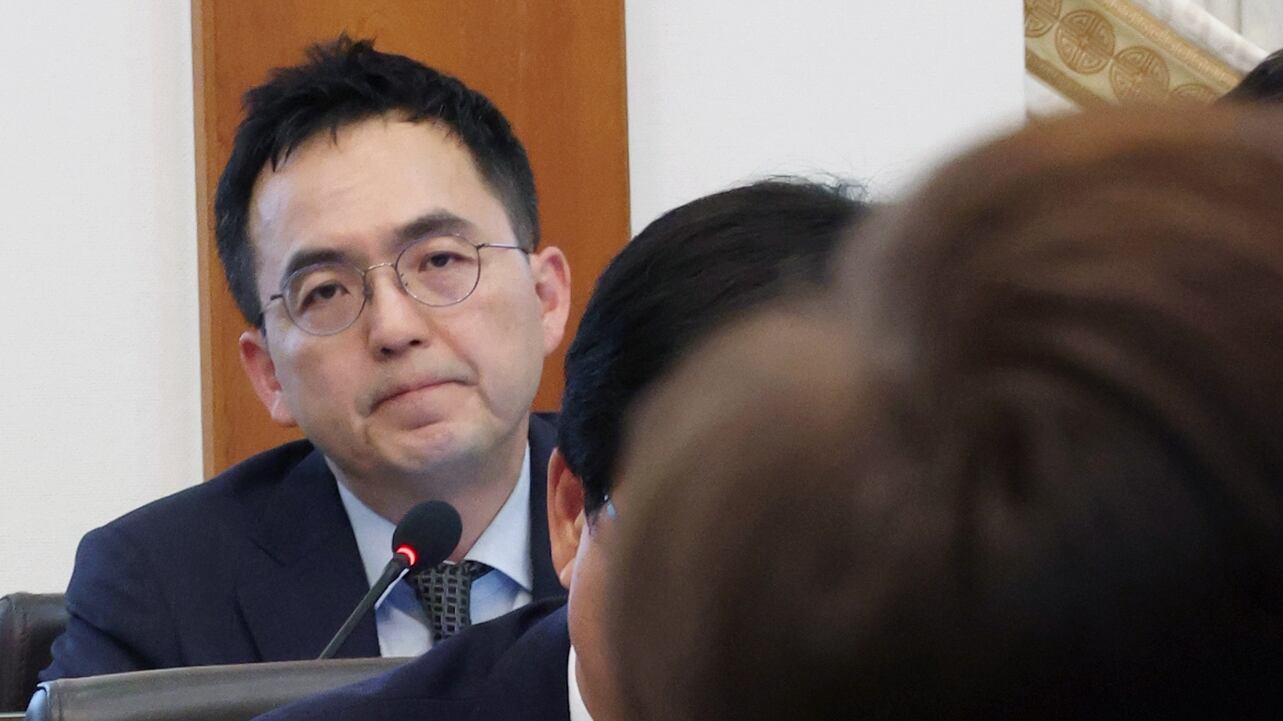 Lee warns prosecution against infallibility, urges apologies