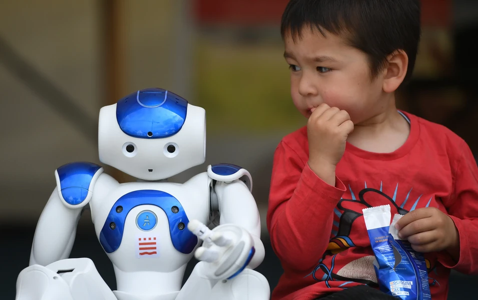 Study finds infants interpret human gaze differently from robots
