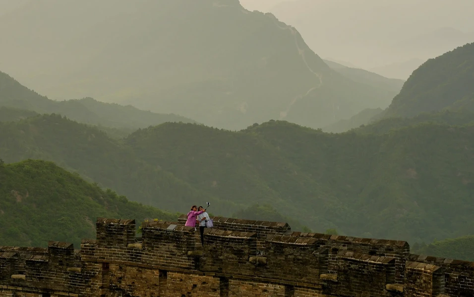 Garba at Great Wall sparks global debate on tourist conduct