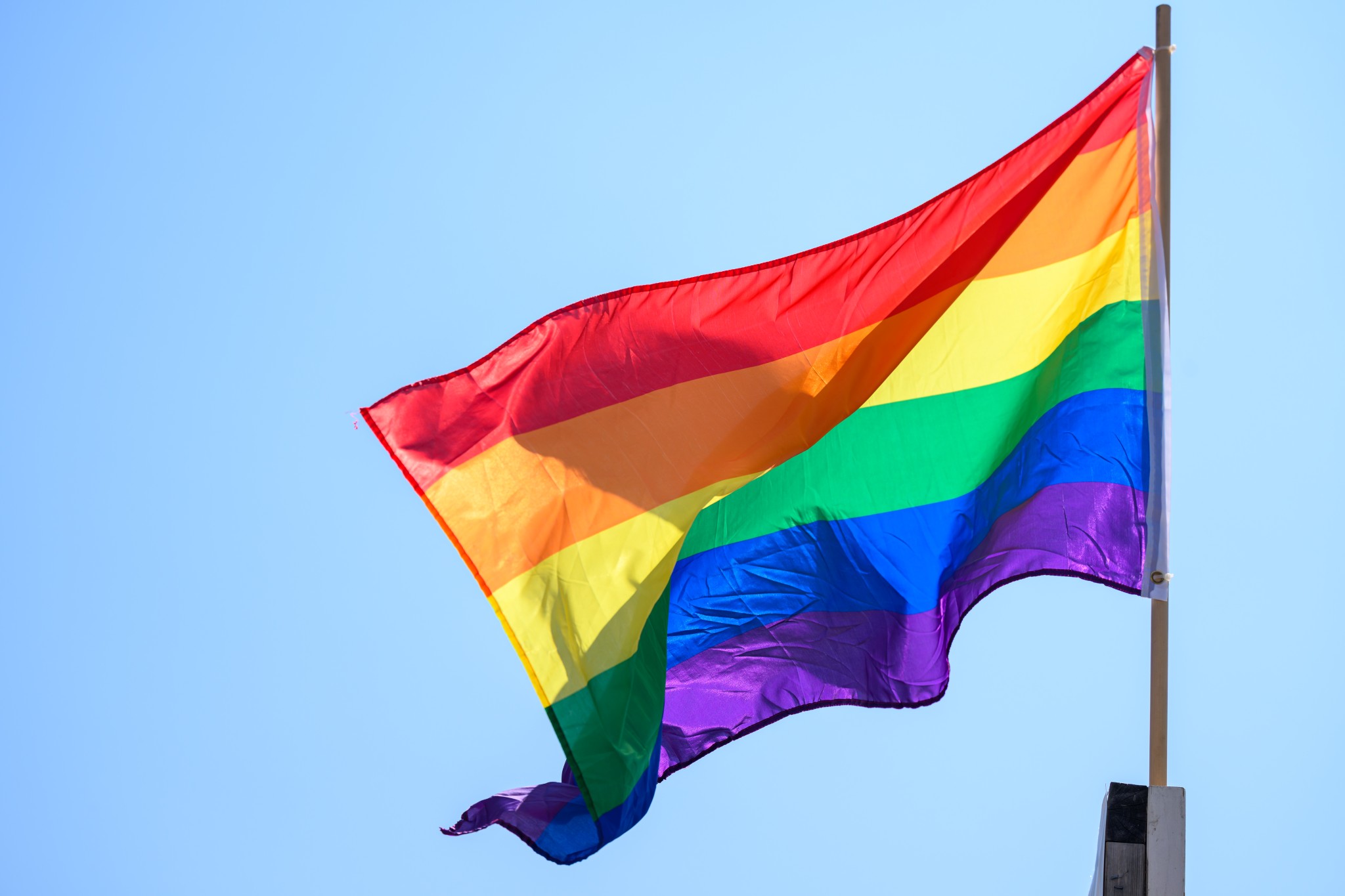 Regenbogenfahne weht wieder in Simmering: Zeichen für Vielfalt und Respekt