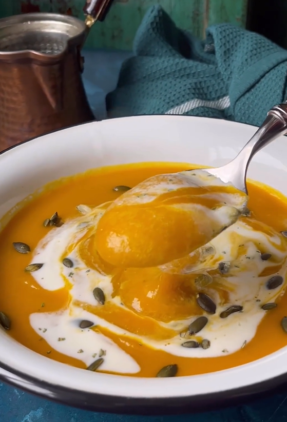 Vellutata di zucca, mele e zenzero: ricetta cremosa e speziata