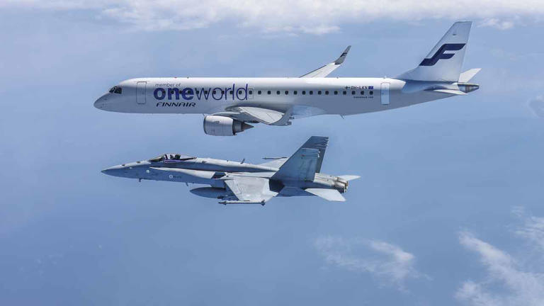 Des chasseurs F/A-18 escortent un vol Finnair transportant l’équipe ...