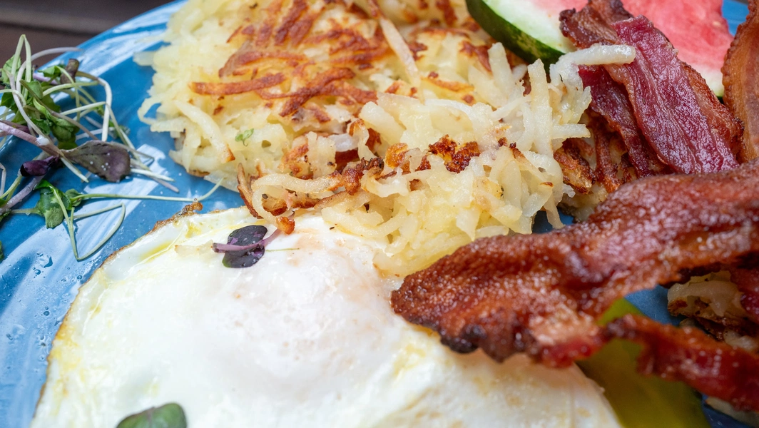 5 breakfast chains serving standout bacon and eggs