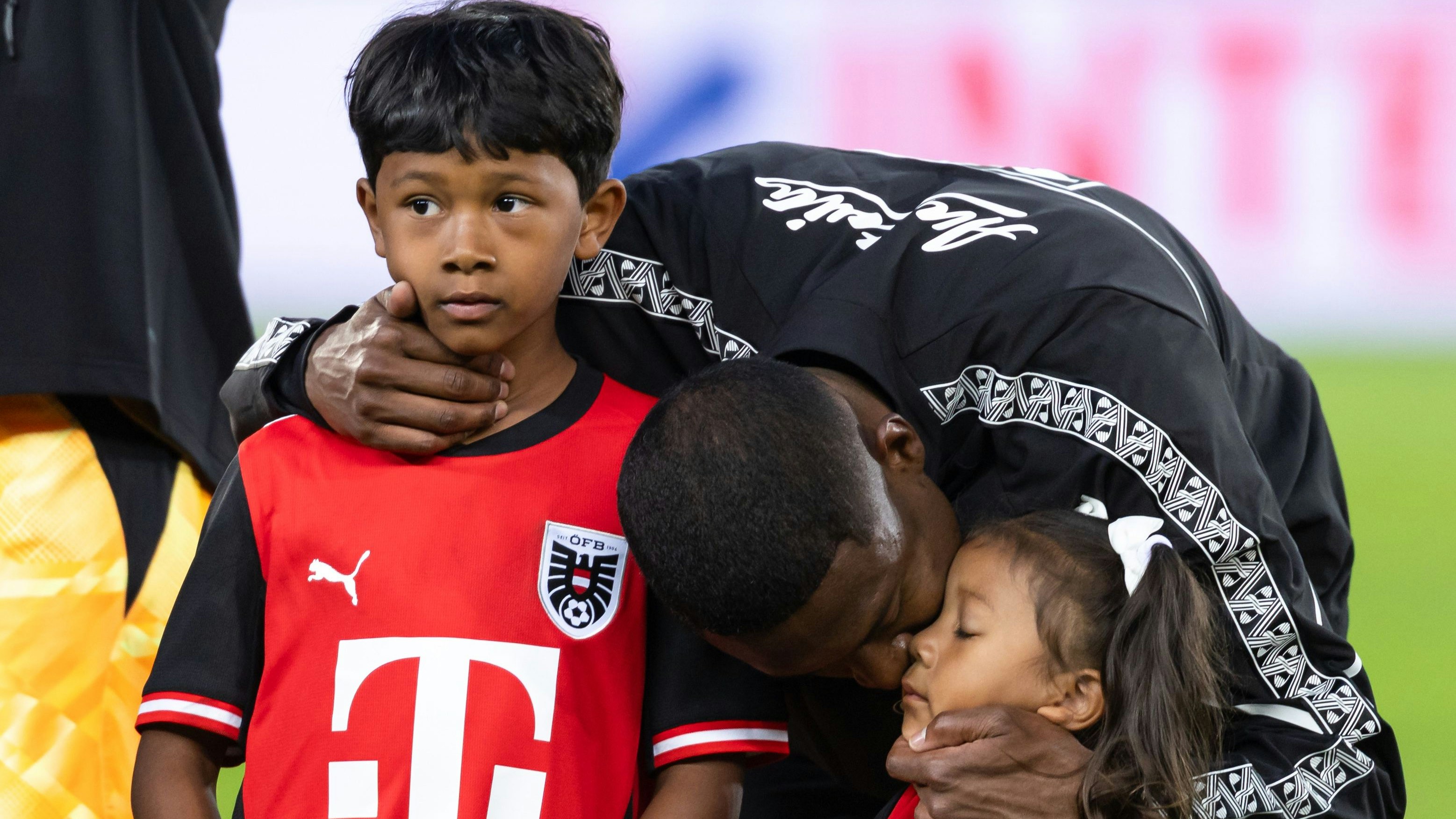 Herzig! Alaba läuft bei ÖFB-Spiel mit seinen Kids ein