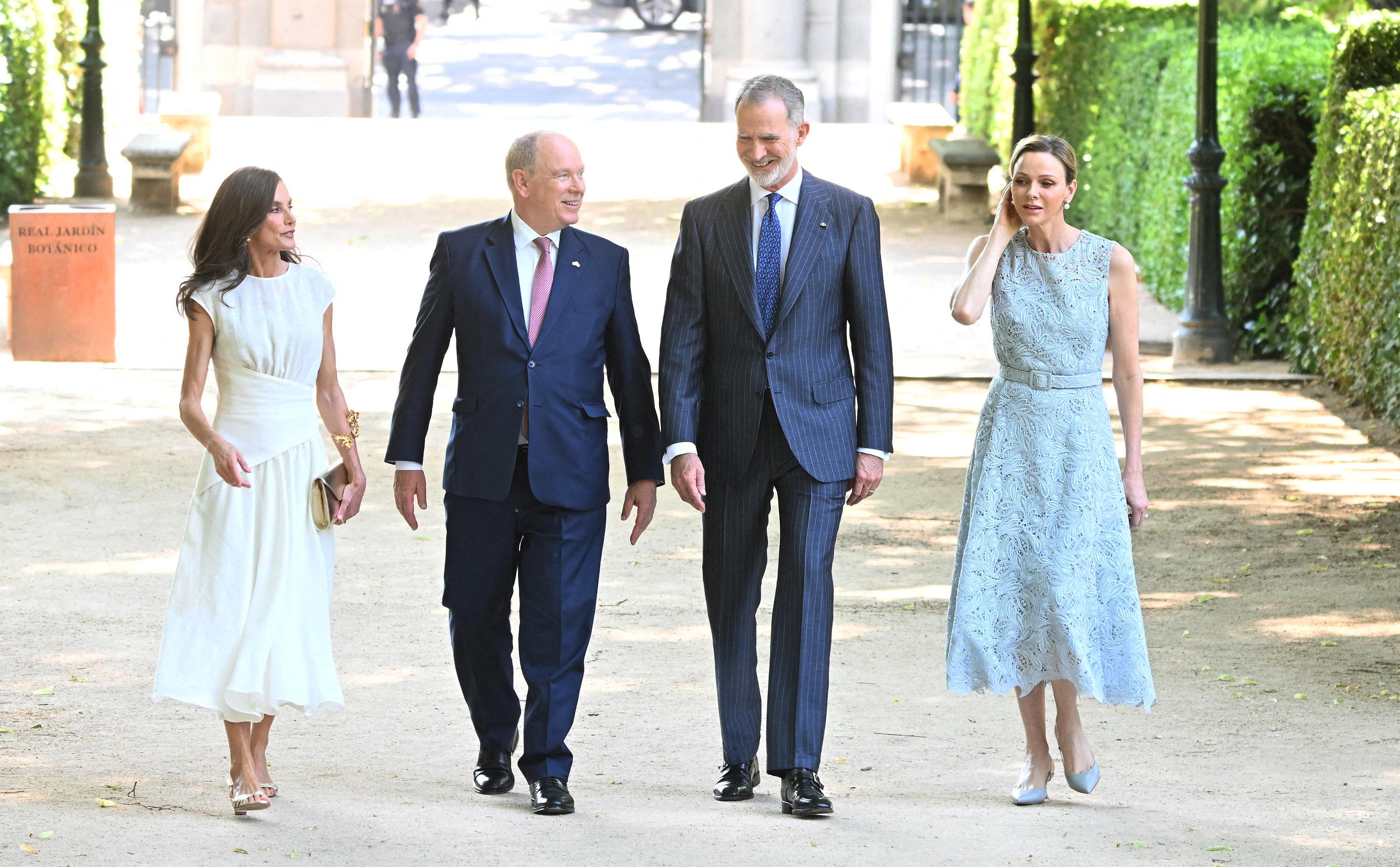 Sous la chaleur madrilène, le duel de style de Letizia d’Espagne et ...