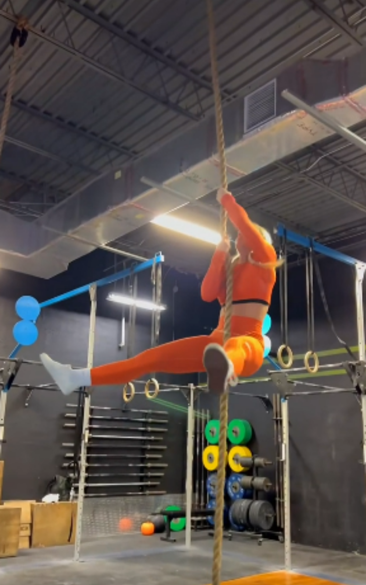 Rope climb challenge: Who can reach the top?