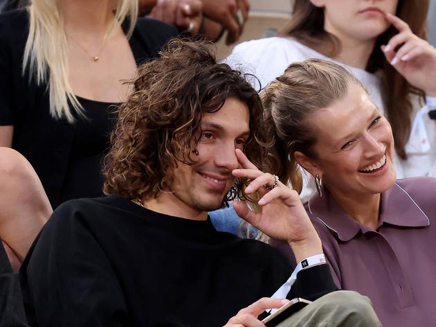Sohn von deutscher Tennis-Ikone knutscht bei French Open mit Topmodel ...