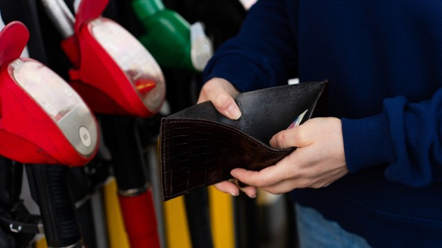 Gas jumps above $4 as new inflation report shows price pain spreading ...