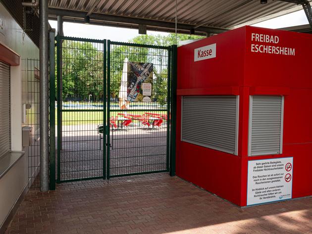 Frankfurter steht fassungslos vor Freibad-Tor: „Absolut nicht bürgernah“