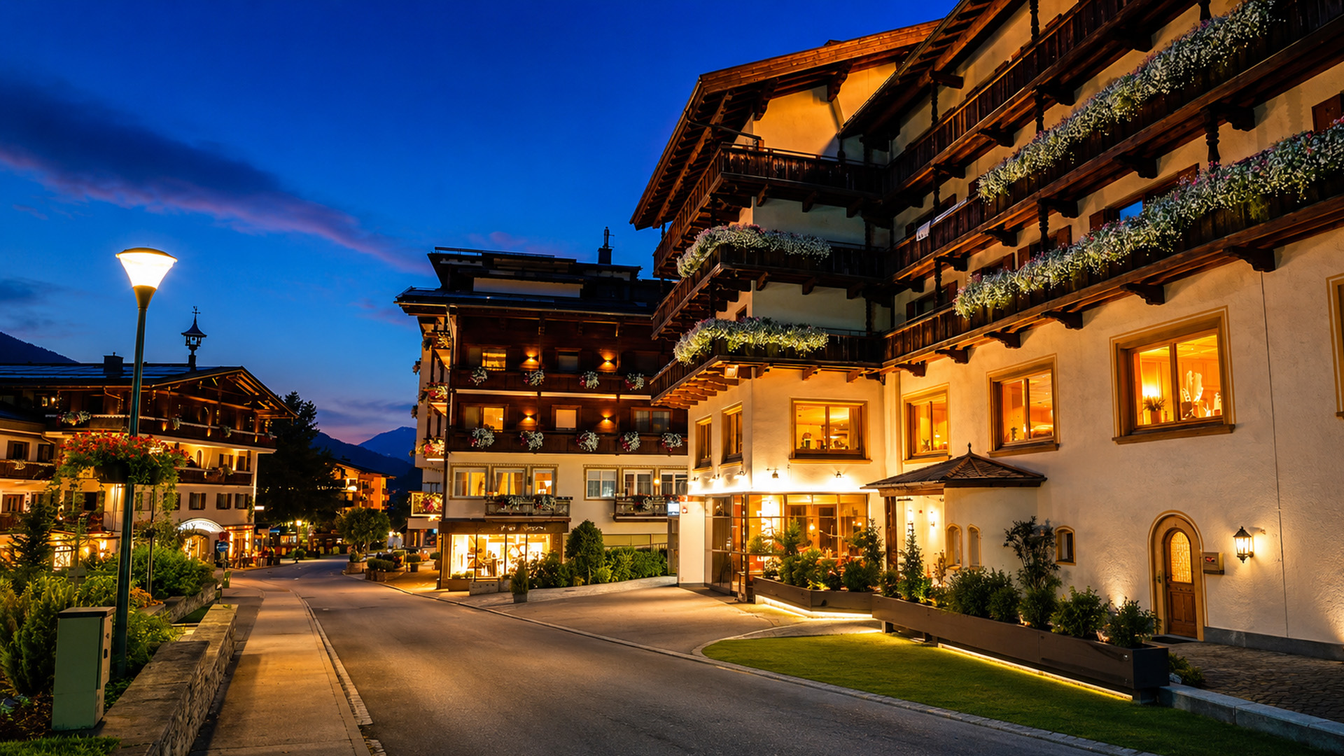 Avusturya Mayrhofen'de sıcak bir akşam yürüyüşüne çıkın (4K)
