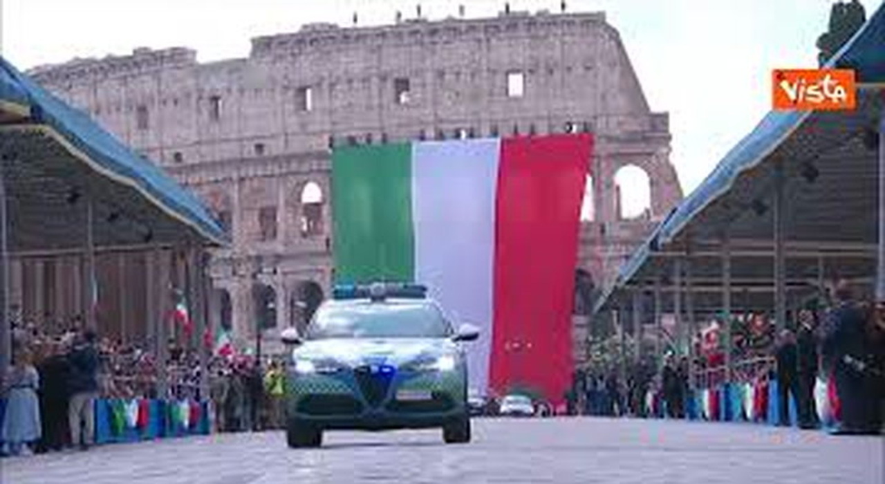 2 giugno, Mattarella e Crosetto arrivano in via dei Fori Imperiali ...