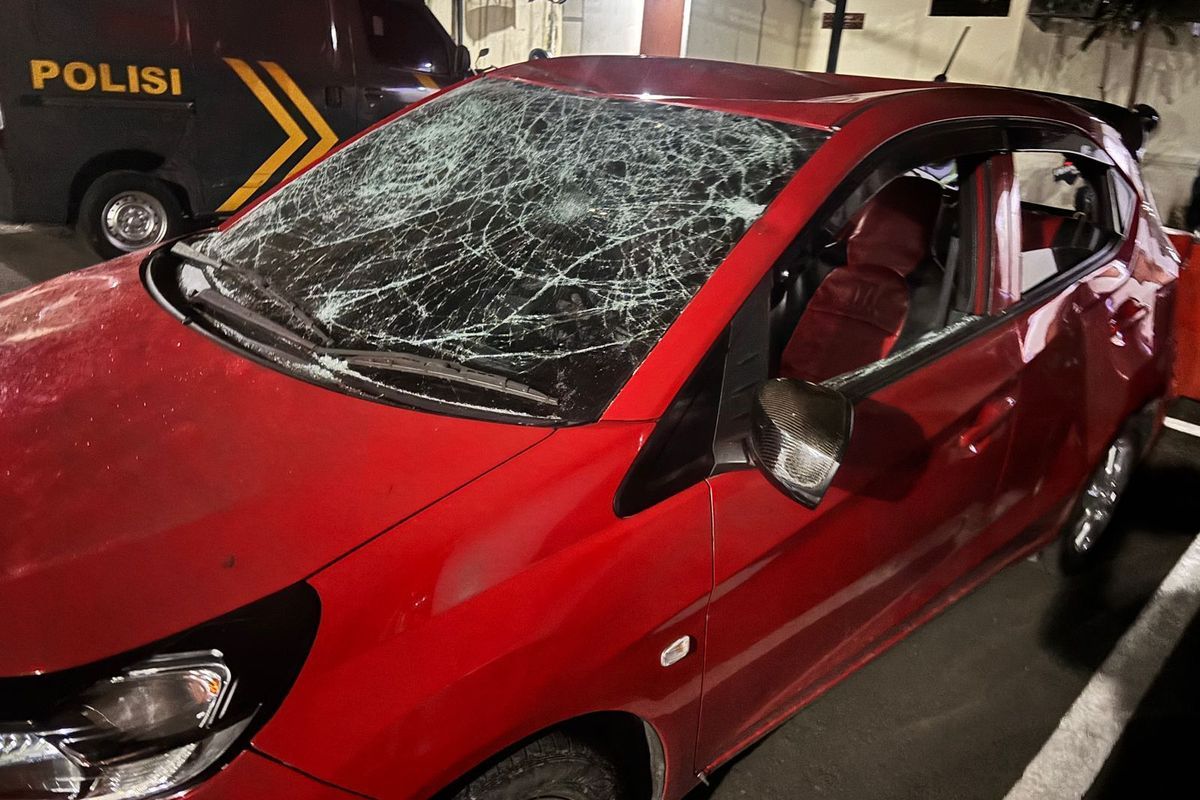 Dipergoki satpam kabur, Honda Brio dan sopir berakhir babak belur ...