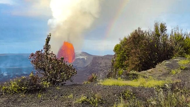 'Magic' moment rainbow appears during record-breaking Kilauea eruption