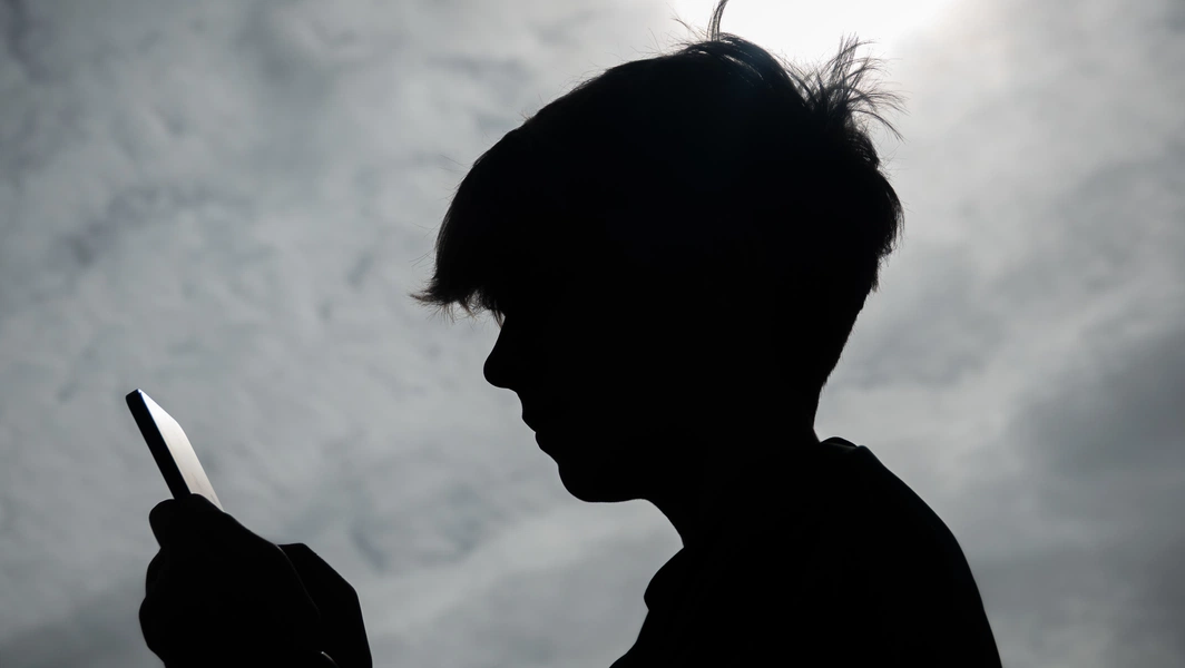Experts urge daily outdoor hour to counter screen-related risks