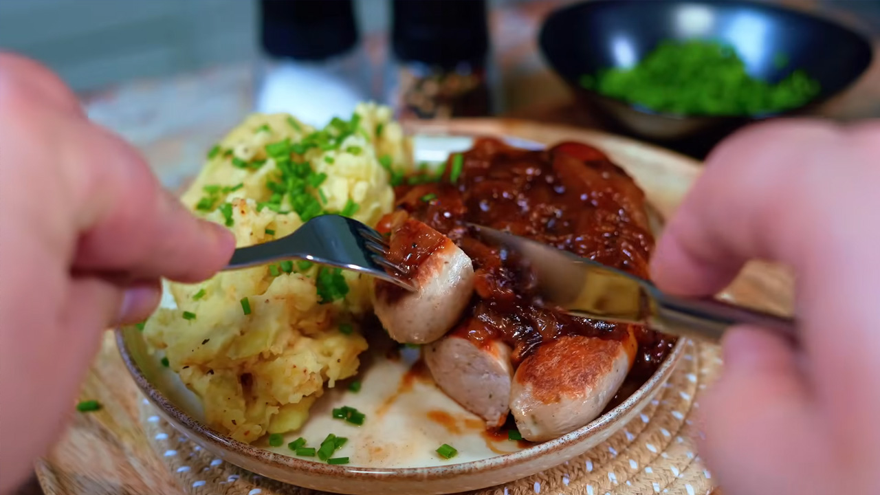 Hausgemachte Bratwurst mit Malzbier-Zwiebelsauce
