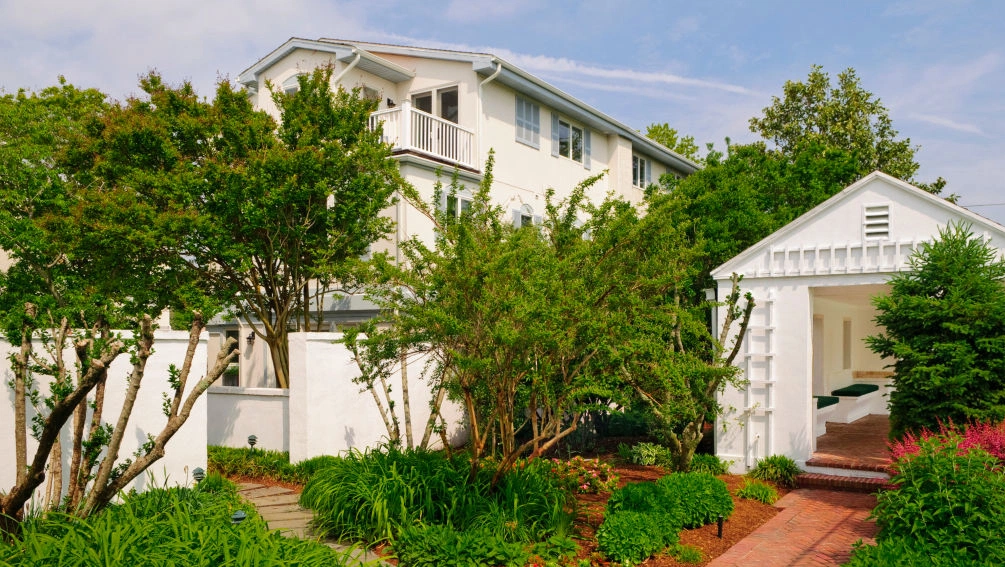 Vacation homes embrace bold colors and luxe outdoor living
